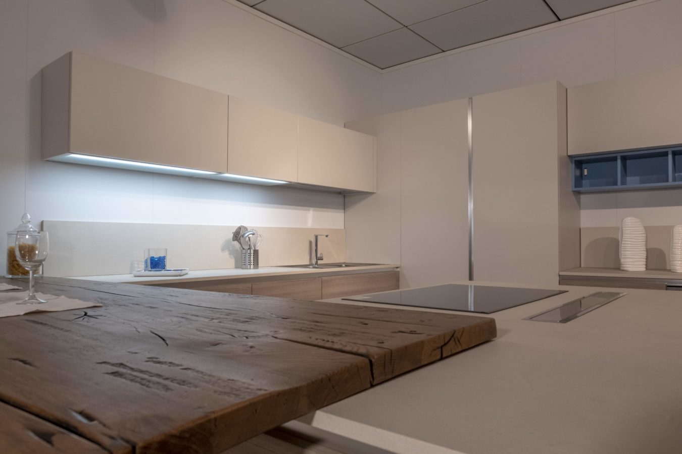 Cucina angolare bianca opaca con basi effetto legno – Calosso Design ...