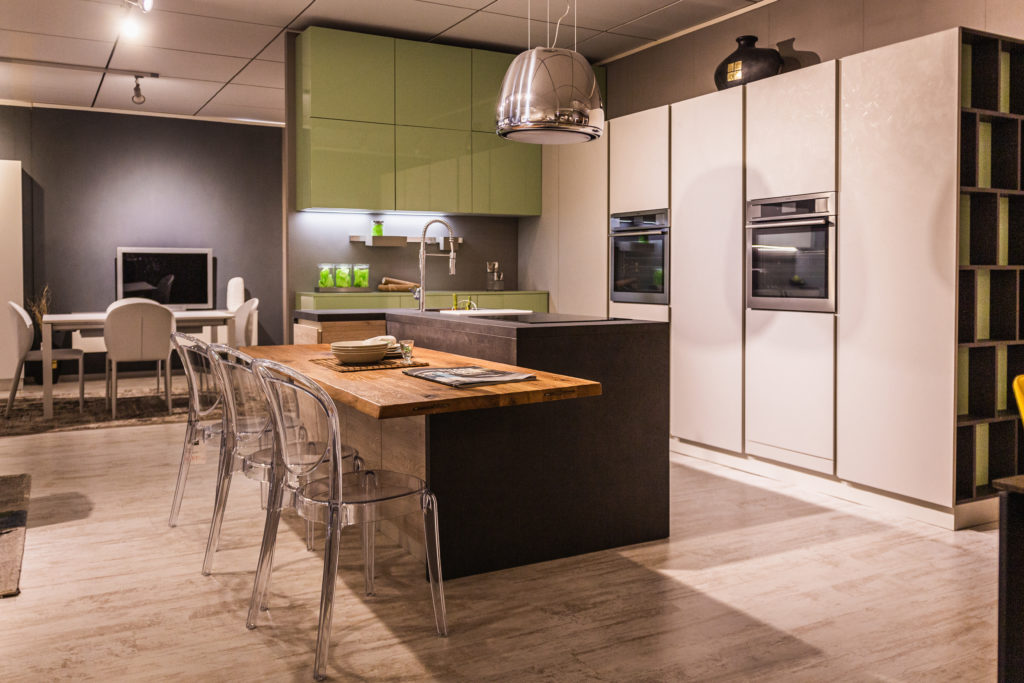 Cucina con ante effetto resina, isola e piano snack – Calosso Design ...